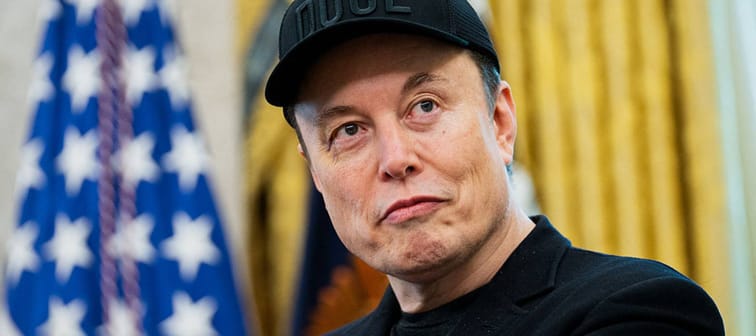 My 80-Year-Old Mom is Convinced She’s Dating Elon Musk — and Scammers ...