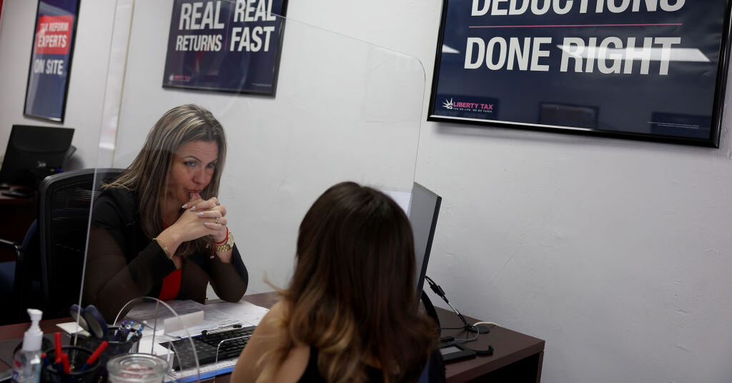IRS warns of delays, confusion this tax season