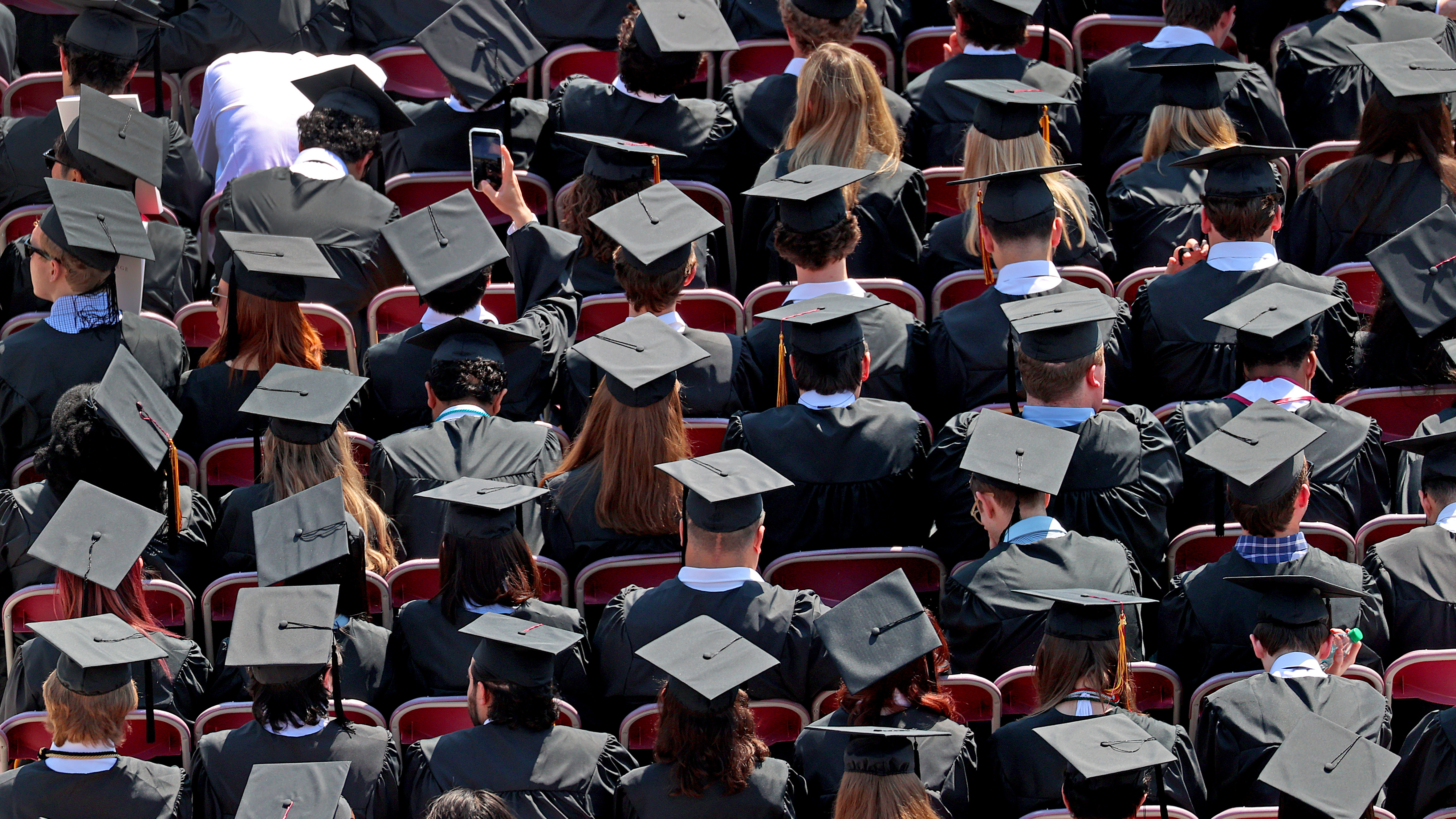 Free gifts and discounts for 2026 grads